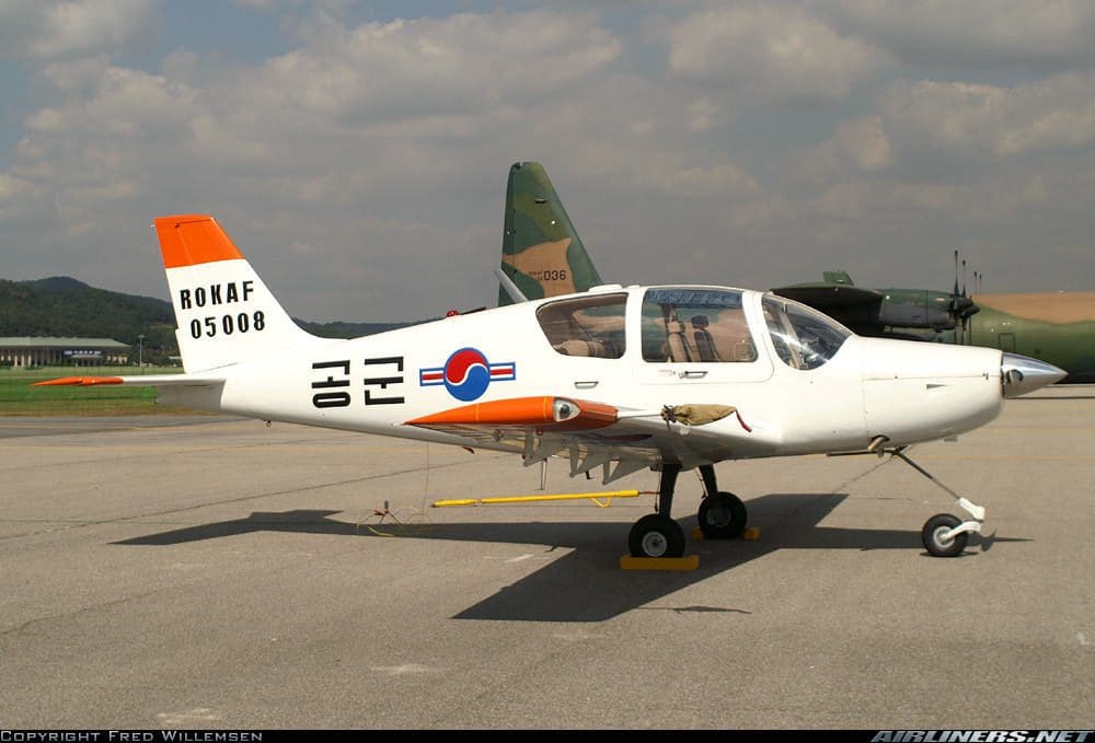 La Fuerza Aérea Coreana pone en servicio el nuevo entrenador KAI KT-100